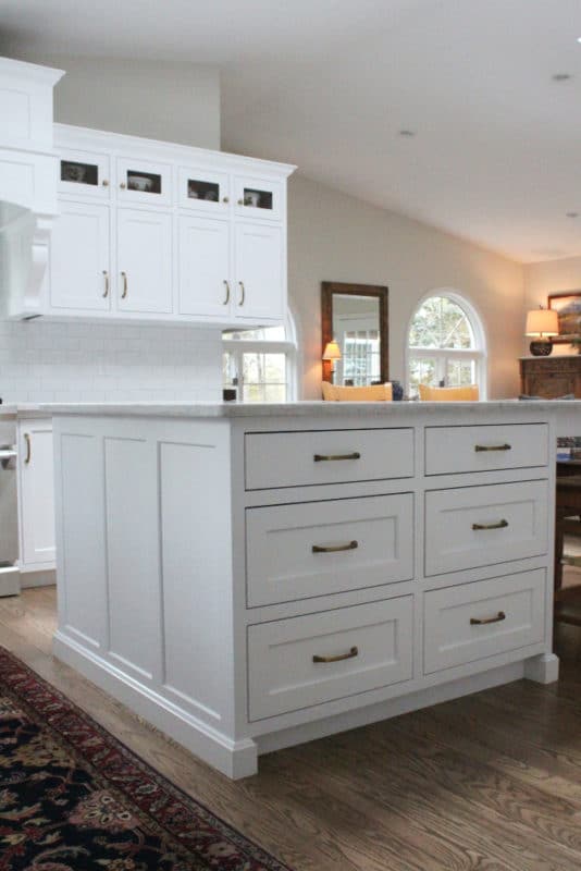 white-custom-kitchen-cabinets-MKM06 - Fairfield Custom Kitchens